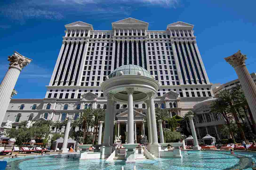 Bellagio vs Caesars Palace: Which Iconic Resort Is Better?
